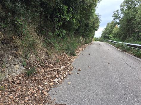 Terni Piovono Sassi Strada Pericolosa Umbriaon