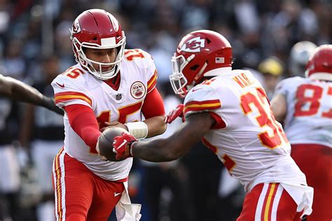 Mahomes Throws 4 Tds To Lead Chiefs Past Raiders 40 33