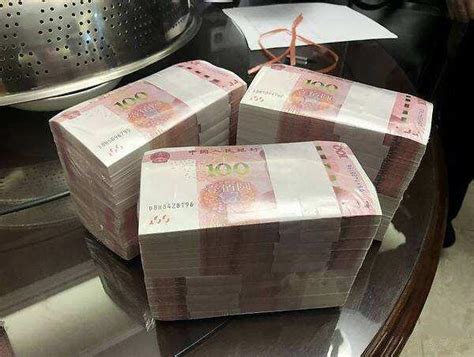 桌子放二十万现金图15万现金图片实拍图 伤感说说吧