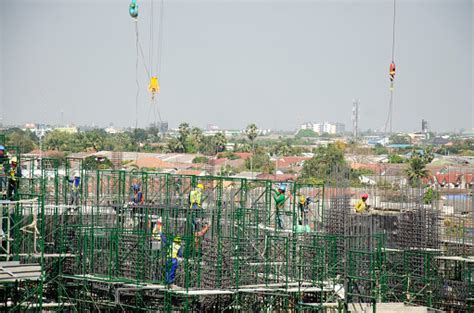 泰國曼谷一座建築工地建築高層建築的亞洲泰國工人和重型機械工程建設者新建築 照片檔及更多 人 照片 人 保安 危險 Istock
