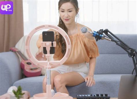 直播王｜viutv聯乘uplive舉辦直播王選舉 女機師niki、人母kimi拍宣傳片吸粉 最新娛聞 東方新地