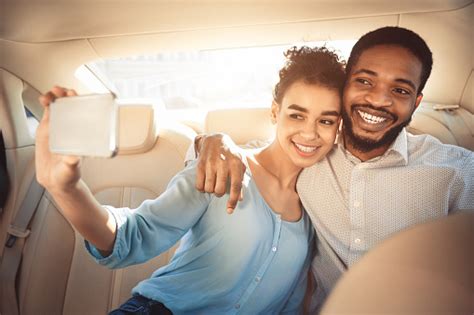 행복한 커플은 즐거운 외출에서 화창한 날 차 안에서 셀카를 찍습니다 20 24세에 대한 스톡 사진 및 기타 이미지 20 24세 2명 교통수단 Istock