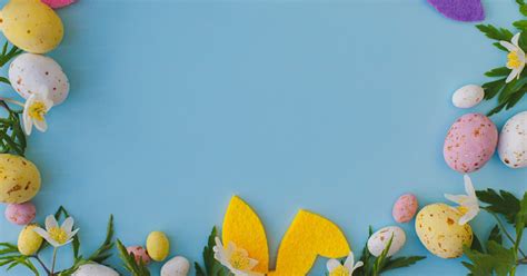 화려한 부활절 토끼 초콜릿 달걀 봄 꽃이 파란색 배경에 프레임에 있으며 텍스트를 위한 공간이 있는 플랫이 있습니다 행복한