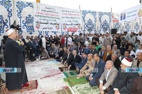 محافظ بنى سويف يؤدى صلاة عيد الفطر بساحة مسجد عمر بن عبدالعزيز صور