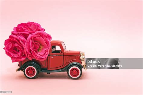 분홍색 배경에 장미 꽃다발을 전달하는 빨간 장난감 트럭 2월 14일 발렌타인 데이 3월 8일 세계 여성의 날 꽃 배달 복사 공간 꽃 식물에 대한 스톡 사진 및 기타 이미지