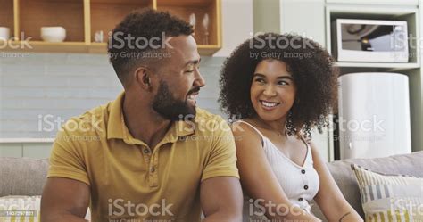 서로 감탄하는 커플 남편과 아내는 서로의 눈을 들여다 봅니다 여자 친구와 남자 친구가 함께 웃고 농담을 나눕니다 주말에 남자와
