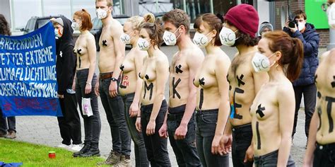 Nackt Demo Klima Aktivisten Ziehen Vor Hamburger Medienhäusern Blank Mopo