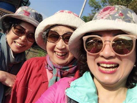 매년 그렇듯이 울엄마랑 이모랑 내일 송년회 준비중이야 울 셋은 일명 찰떡 삼 총사야 ㅋ 십여년 전 아버지 돌아가신 후부턴 더 각별해졌어 엄마 입장에선 마냥 어려보이고 이쁜