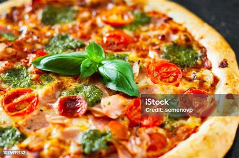 피자에 모 짜 렐 라 치즈 햄 토마토 후추 향신료와 신선한 바 질 페스토 소스 이탈리아 피자입니다 고추류에 대한 스톡 사진 및 기타 이미지 Istock
