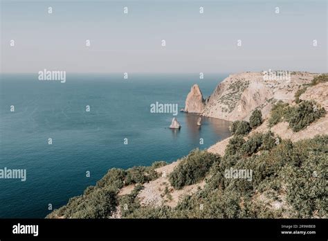 Vue aérienne d en haut sur la mer calme azur et les côtes rocheuses