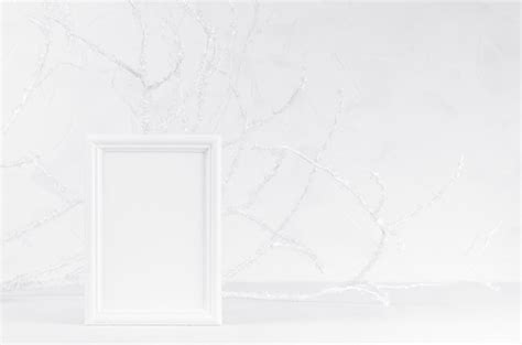 밝은 서리가 내린 겨울 모형과 흰색 나무 빈 사각형 사진 프레임과 부드러운 밝은 흰색 가지가 있는 호어 복사 공간 텍스트 메시지 디자인 광고를위한 축제 크리스마스 템플릿