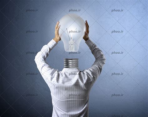 عکس مردی که به پشت ایستاده است و به جای سر روی بدن آن لامپ قرار دارد