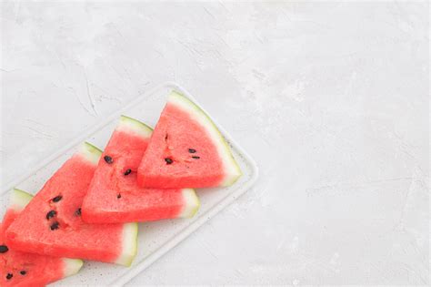 신선한 빨간 수 박 조각 격리 된 흰색 배경 선택적 초점 공간 관점 여름 개념 최소한의 그림 복사 0명에 대한 스톡 사진 및