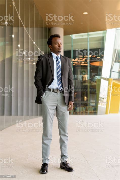 도시에서 정장과 넥타이를 입고 아프리카 사업가의 전체 길이 초상화 20 29세에 대한 스톡 사진 및 기타 이미지 20 29세
