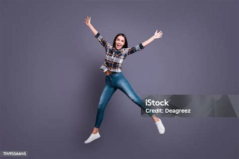 전체 길이 바디 사이즈 사진 아름 다운 그녀 그녀의 여자 홀드 인상 손 팔 제기 비행 공기 스타 모양 그림 축 하 파티 착용 캐주얼 청바지 데님 체크 무늬 셔츠 고립 된