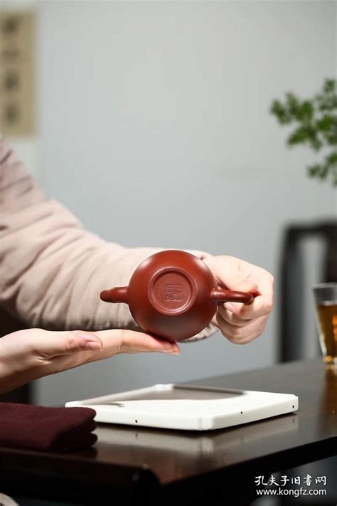 【图】名家 王国望 大红袍雅器美人肩茶壶功夫茶具 内壁章紫砂壶 此壶整体造型优美、线条流畅，细腻的材质，给人一种更佳的品茗体验，承载大气、秀雅
