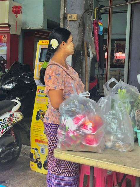 Dvb ဒေါ်အောင်ဆန်းစုကြည်မွေးနေ့ မဲဆောက်မြို့တွင် ပန်းသပိတ်ပြုလုပ် ဓာတ်ပုံ