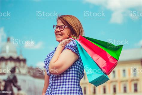 귀여운 세련 된 여자 그녀의 어깨에 쇼핑백과 웃음 20 29세에 대한 스톡 사진 및 기타 이미지 20 29세 30 39세