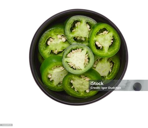 신선한 녹색 컷 칠리 고추 조각은 흰색 배경에 고립 된 검은 세라믹 그릇에 담겨 있으며 상단보기 0명에 대한 스톡 사진 및 기타
