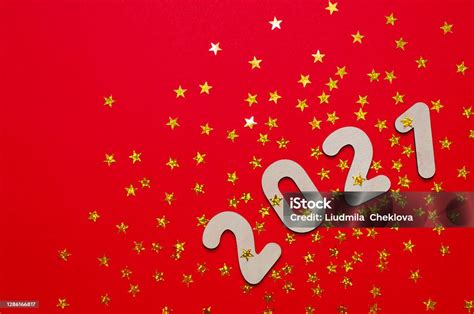 메리 크리스마스와 새해 2021 빨간색에 황금 번호 반짝이는 별과 오렌지 배경 공간과 평평한 평신도를 복사합니다 0명에 대한