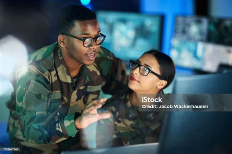 야간 훈련 군대 및 통신 계획 전략 또는 감시를 위한 컴퓨터를 가진 사람들 사이버 보안 데이터 센터 흑인 남성이 여성과 군실에서 모니터에 대해 이야기하고 있다 20 24세에