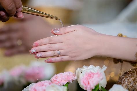 손 신부의 대역으로 축복 물을 붓는 타이어 결혼식 태국에서 결혼식입니다 2명에 대한 스톡 사진 및 기타 이미지 2명