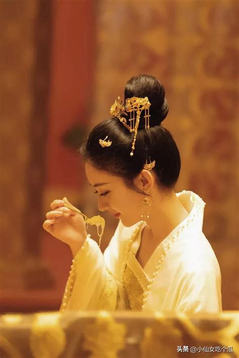 Zhao Liying S Ancient Style Photos Flow Out Her Clothes Are Gorgeous But Her Face Is Stiff And