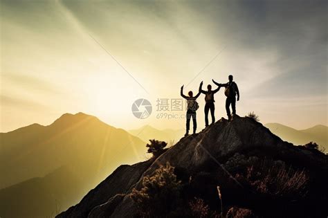 爬山山顶的登山者高清图片下载 正版图片600411023 摄图网