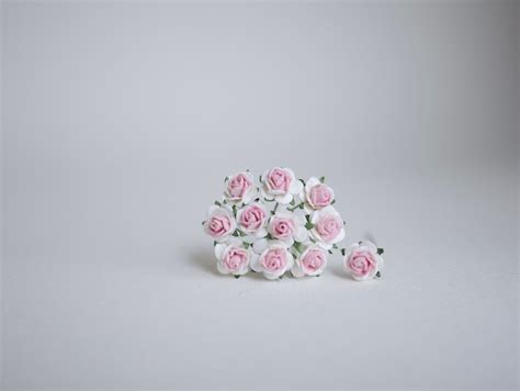 紙花用品 100 件迷你玫瑰尺寸 L 尺寸 08 厘米 粉白色。 設計館 Makemefrompaper 其他 Pinkoi