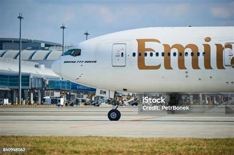 프라하 루지 네 국제공항 국제 공항에서 활주로 일렬로 에미레이트 항공의 보잉 777300 A6ebm Boeing에 대한 스톡
