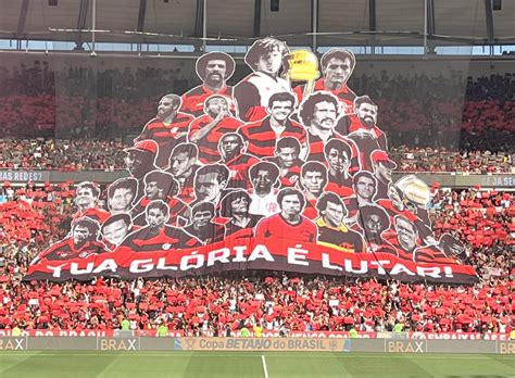Mosaico Feito Pela Torcida Do Flamengo Homenageando Os ídolos Do Clube