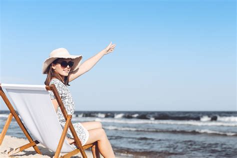 Photo Libre De Droit De Femme Brune Heureuse Assise Sur Une Chaise