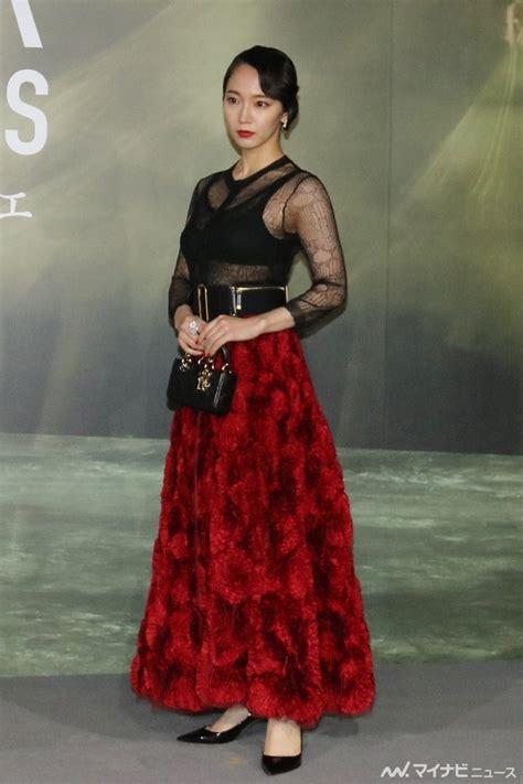 吉岡里帆、胸元セクシーなドレスで色気放つ クリスマスは「毎年人間ドック」
