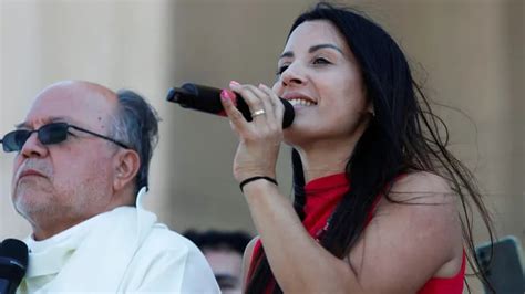 Quién es Leda la mujer que aplica IMPOSICIÓN DE MANOS y estará en una importante iglesia del