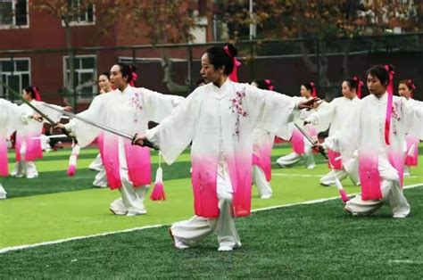 安徽省阜阳市颍州区教育人齐聚绿茵场 舞动太极美新闻中心中国网