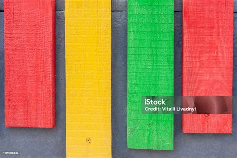 무지개 색으로 칠해진 장식 울타리 0명에 대한 스톡 사진 및 기타 이미지 0명 거친 겨울 Istock