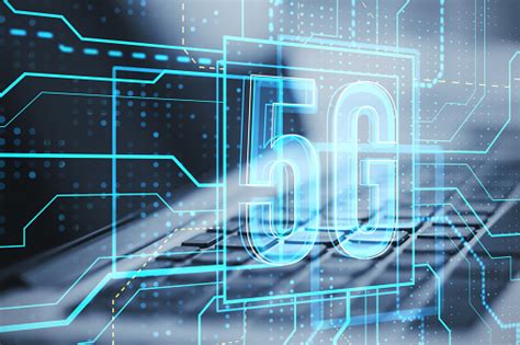 흐릿한 배경에 빛나는 선형 5g 홀로그램이 있는 노트북을 닫습니다 5g 네트워크 및 무선 시스템 이중 노출 0명에 대한 스톡