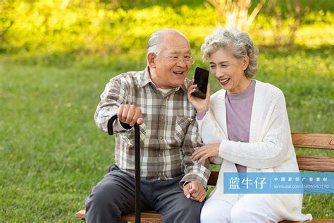 老年夫妇在公园打电话 蓝牛仔影像 中国原创广告影像素材