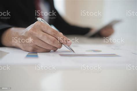 사무실 책상에서 데이터 차트 및 디지털 태블릿 펜으로 사업가 작업 쓰기의 손 브레인 스토밍 회의 개념 분석 개념에 대한 스톡