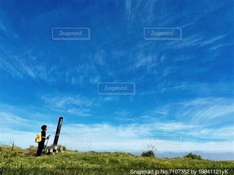 山の頂上にて空を見上げる子供の写真・画像素材 Snapmart（スナップマート）