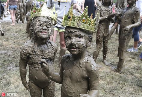 美国举办疯狂泥巴节 3岁男童获封为“泥浆国王”