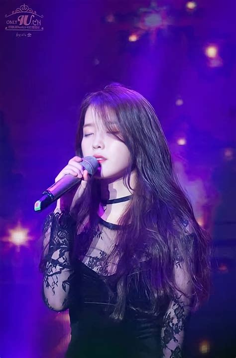 보라색 마이크와 아이유