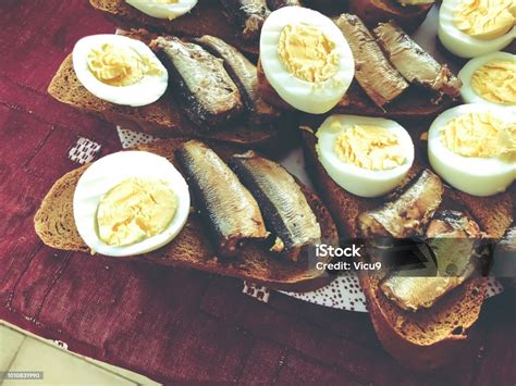 뷔페는 코 티 지에서 저녁 식사 삶은 계란 자연에 물고기 샌드위치 고기에 대한 스톡 사진 및 기타 이미지 고기 끓는 물에