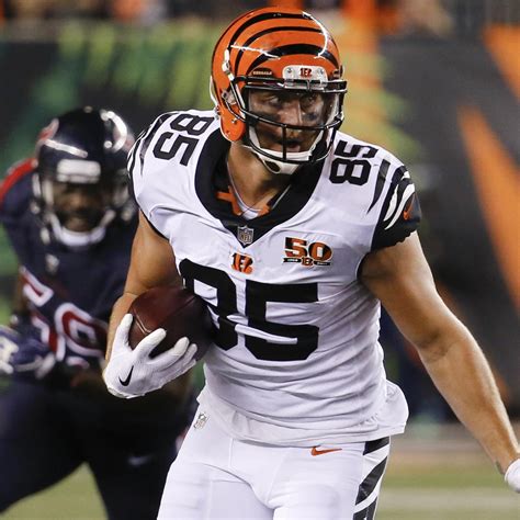 Tyler Eifert Suffers Gruesome Ankle Injury Reportedly Out For Season