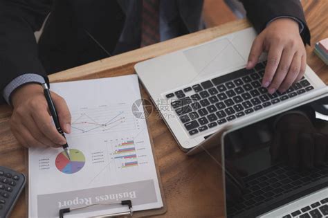 财务检查员分析会计划报告与新的启动项目一起工作的商人内部审计师在办公室高清图片下载 正版图片505095359 摄图网