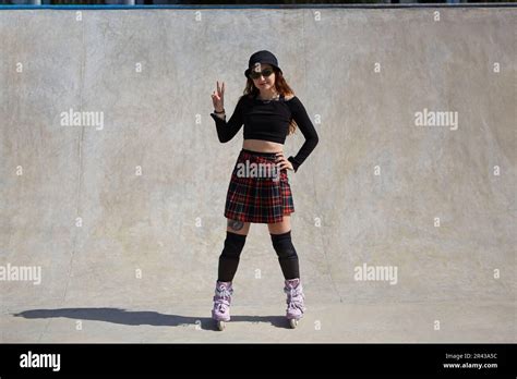 Frau Inline Skating In Der Sonne Fotos Und Bildmaterial In Hoher Auflösung Alamy