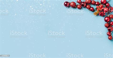 눈송이 반짝임 색종이와 함께 푸른 배경에 크리스마스 장식 빨간 새해 의 공 휴일 크리스마스 카드 복사 공간을 모의 0명에 대한 스톡 사진 및 기타 이미지 Istock