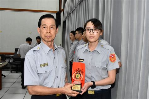 女警曾郁嵐讓輕生婦人回心轉意榮膺好人好事楷模獲表揚 指傳媒