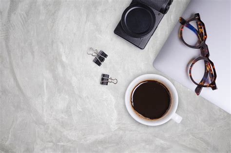 회색 콘크리트 테이블 컴퓨터와 카메라 안경 흰색 컵 커피 및 용품이 있는 사무실 책상 위에 평평하게 놓여 있습니다 0명에 대한 스톡 사진 및 기타 이미지 Istock