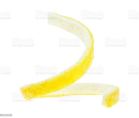 감귤류 트위스트 껍질 레몬 껍질은 흰색 배경에 고립되어 있습니다 레몬 피부는 나선형으로 뒤틀려 있습니다 0명에 대한 스톡 사진